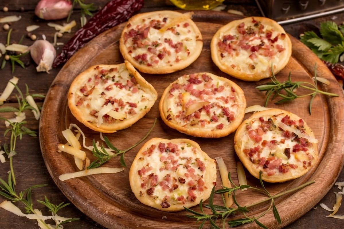 Mini Pizza Tartlets with Cheese and Pepperoni: Perfect Finger Food ...